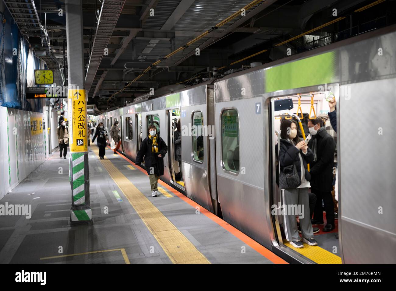 Tokyo, Japan. 6th Jan, 2023. Commuters traveling on the JR East ...