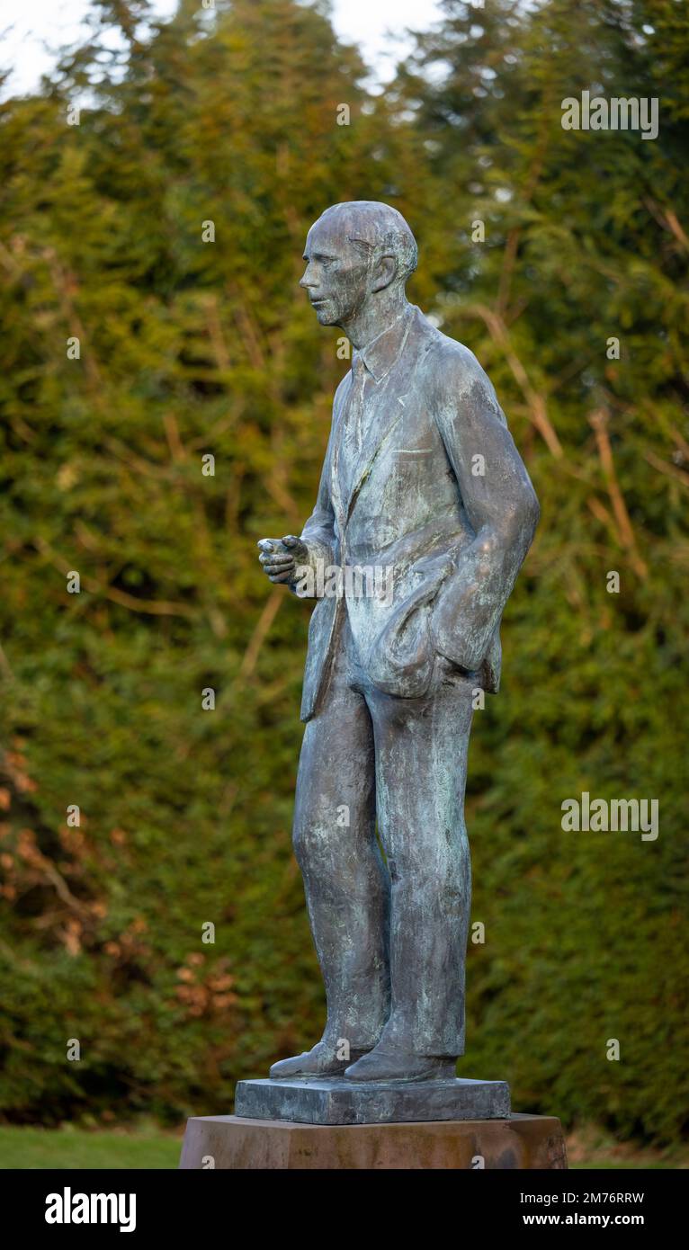 Pictures of the memorial to Sir Alex Douglas-Home (1903-1995) Sir Alec ...
