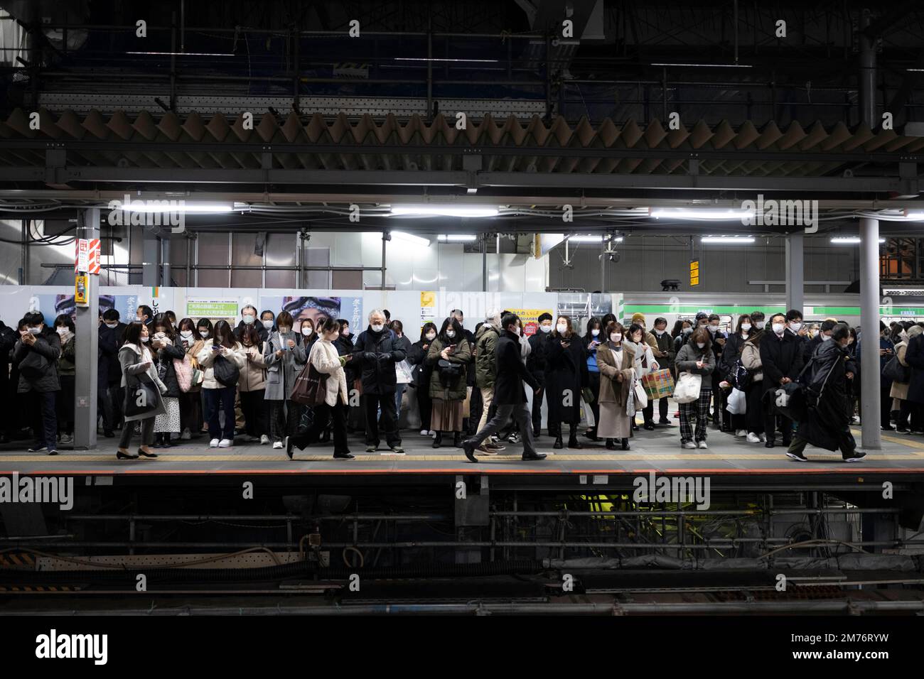 Tokyo, Japan. 6th Jan, 2023. A packed congested rush hour platform at ...