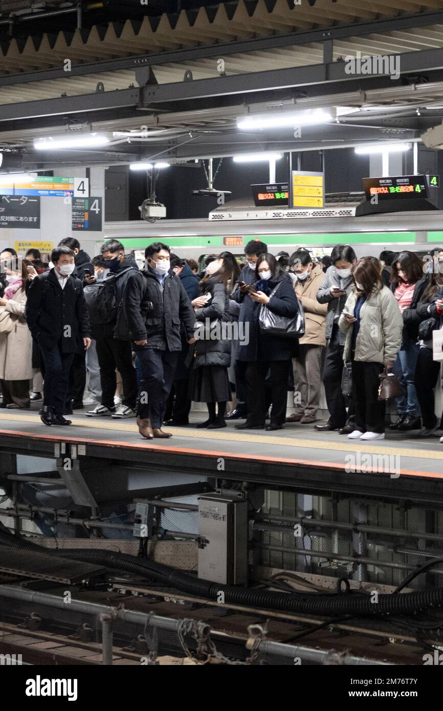 Tokyo, Japan. 6th Jan, 2023. A packed congested rush hour platform at ...