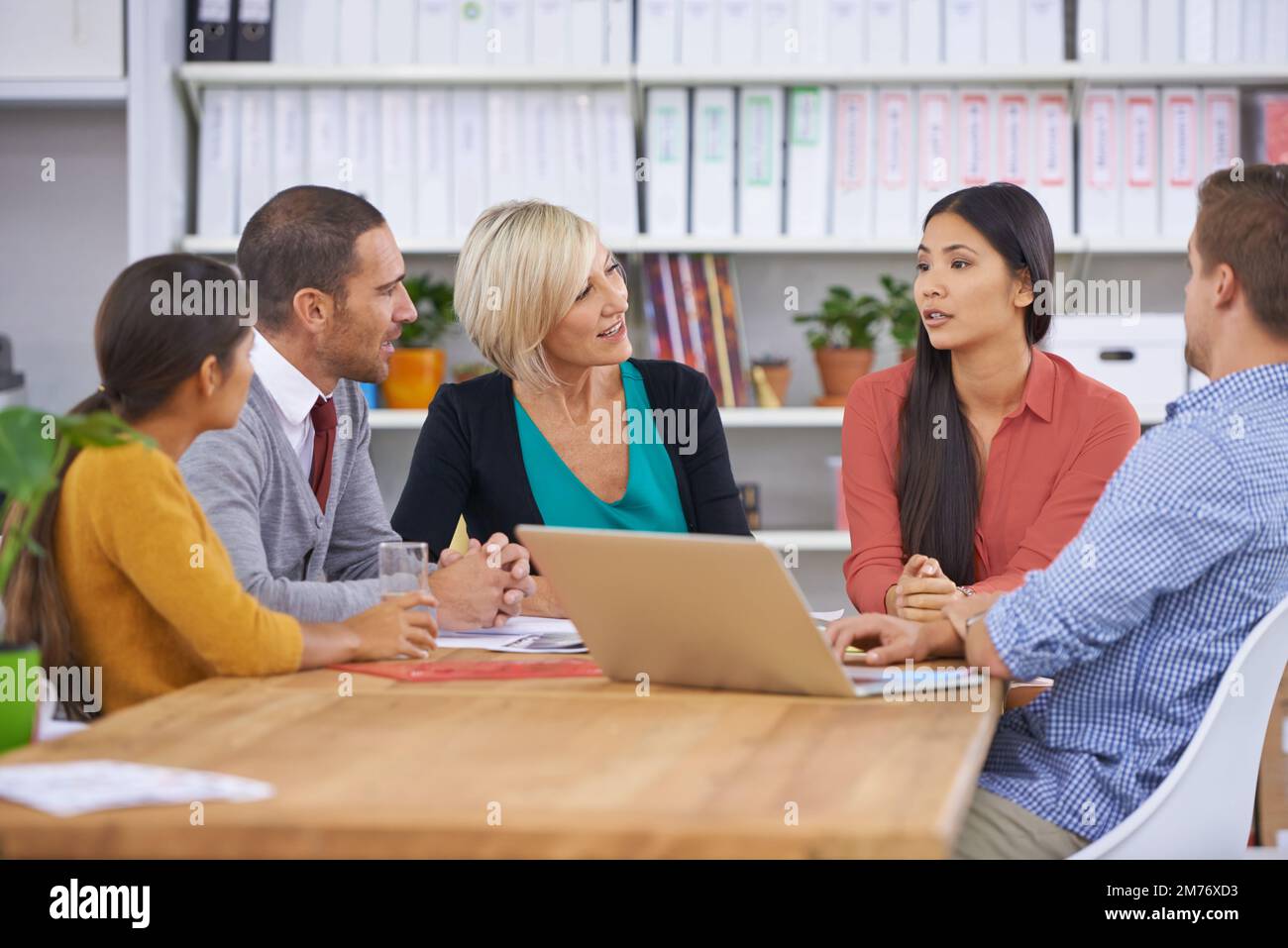 Professional meeting table hi-res stock photography and images - Alamy