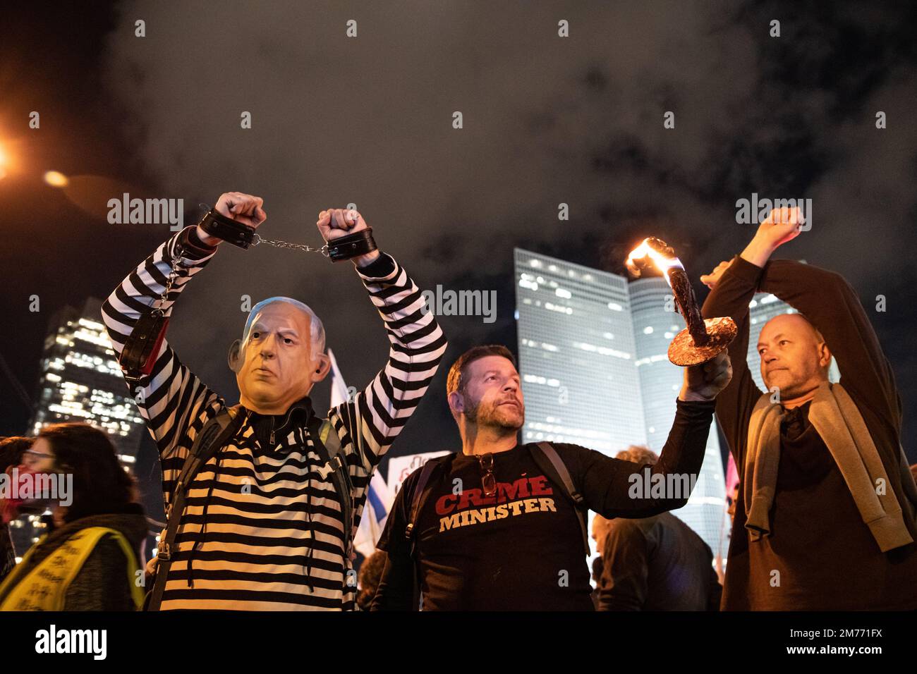 Israel. 07th Jan, 2023. Israeli protestor dressed in a convict uniform ...