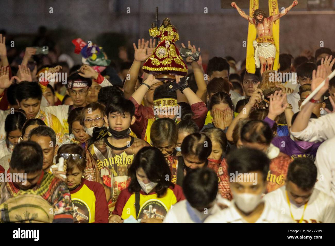 Manila, Philippines. 8th Jan, 2023. Filipino Catholic devotees raise ...