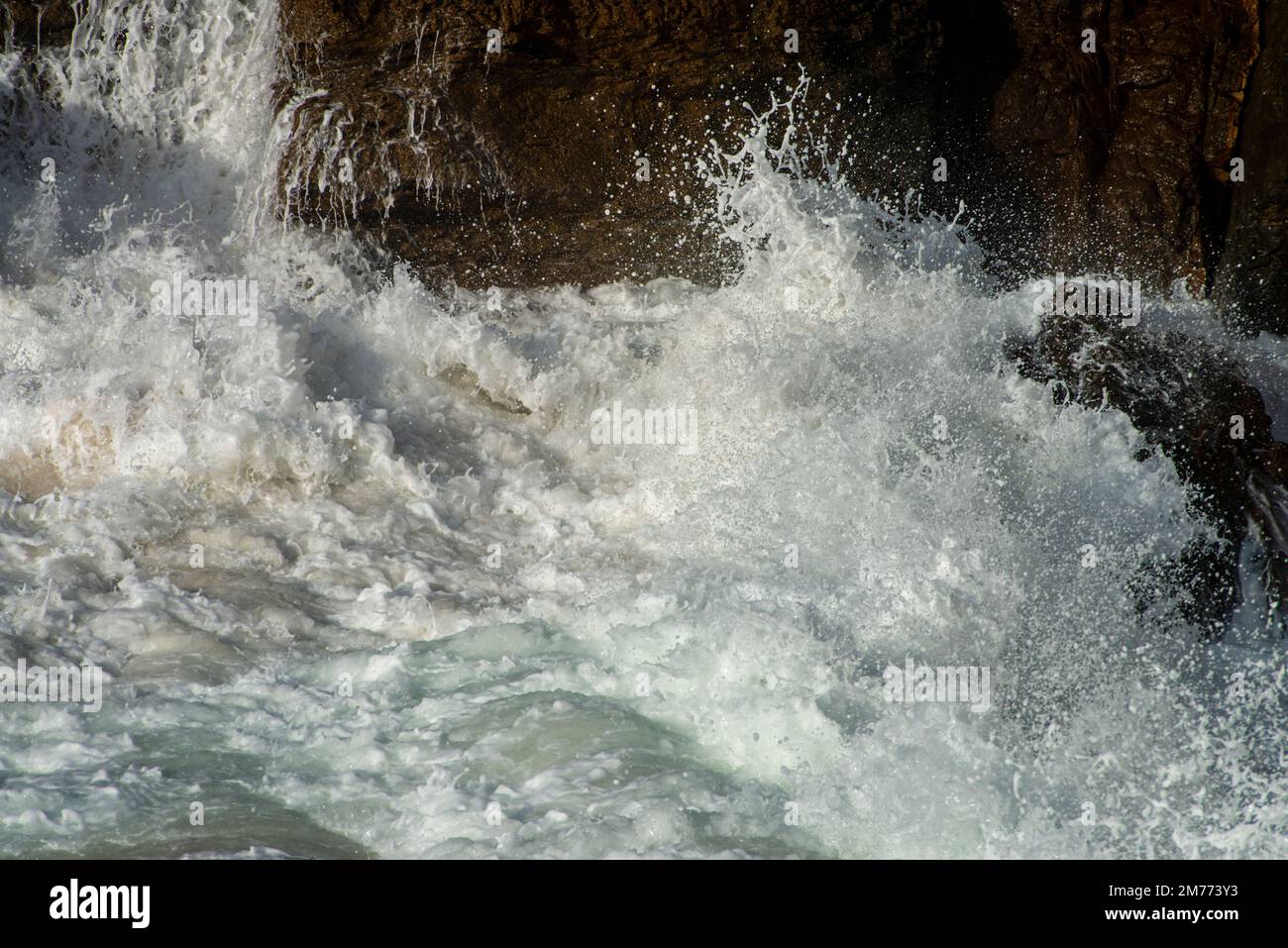 Ocean waves hitting rocks hi-res stock photography and images - Alamy
