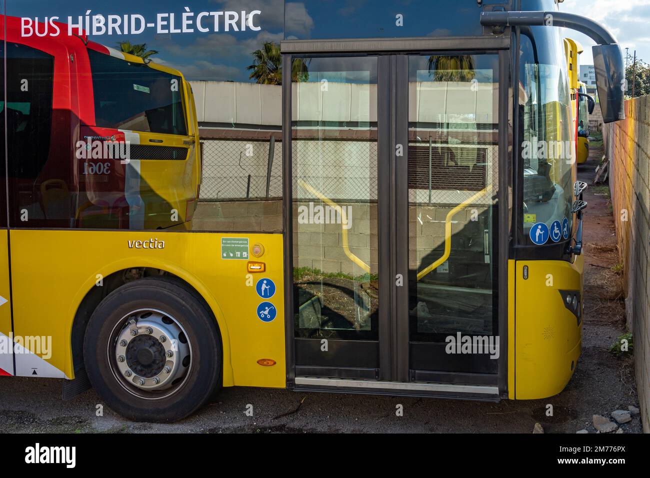 Hybrid electric bus hi-res stock photography and images - Alamy