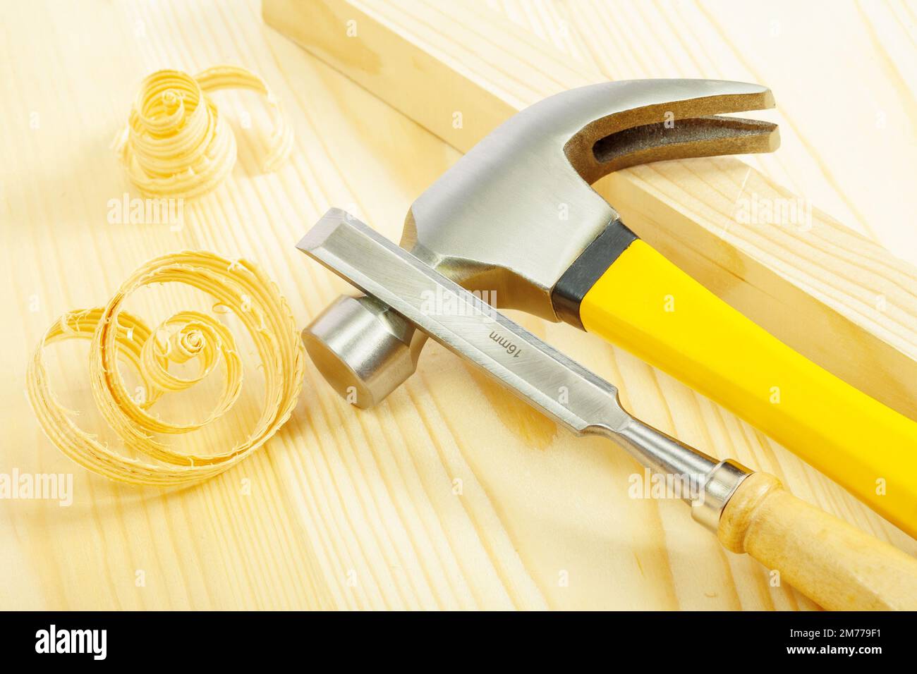 claw hammer and chisel on wooden board Stock Photo - Alamy