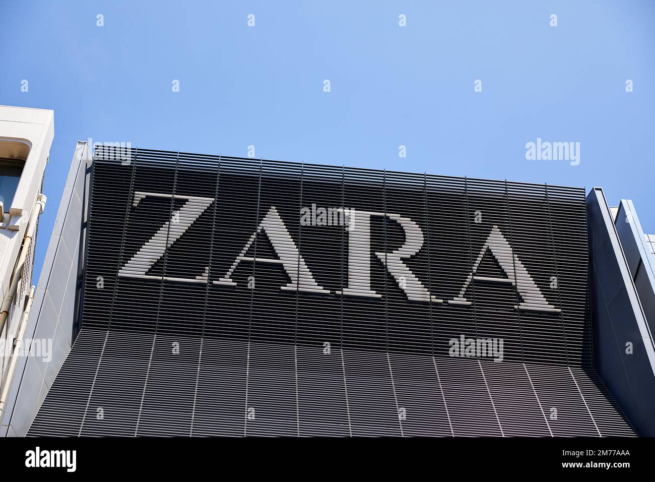 Zara, clothing store; sign; Shibuya, Tokyo, Japan Stock Photo - Alamy