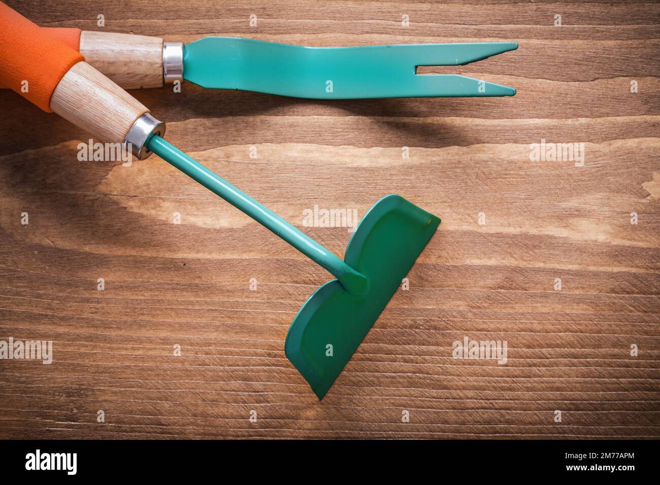 Metal weeding scoop hoe on wood board gardening concept Stock Photo - Alamy