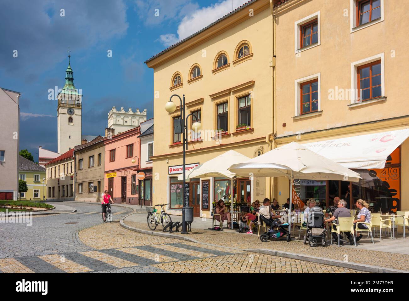Town square restaurant hi-res stock photography and images - Alamy