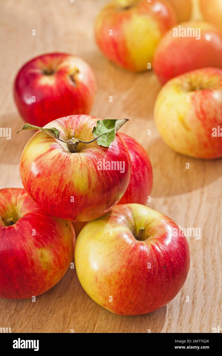 smal stack of apples on wooden boards Stock Photo - Alamy