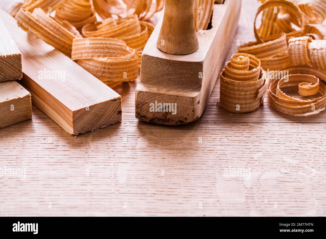very close up view planks woodworkers plane shavings on wooden board Stock Photo - Alamy
