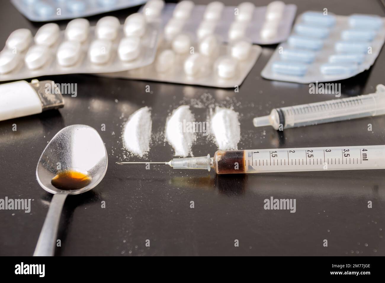 Shot of a drug syringe and cooked heroin on spoon Stock Photo - Alamy
