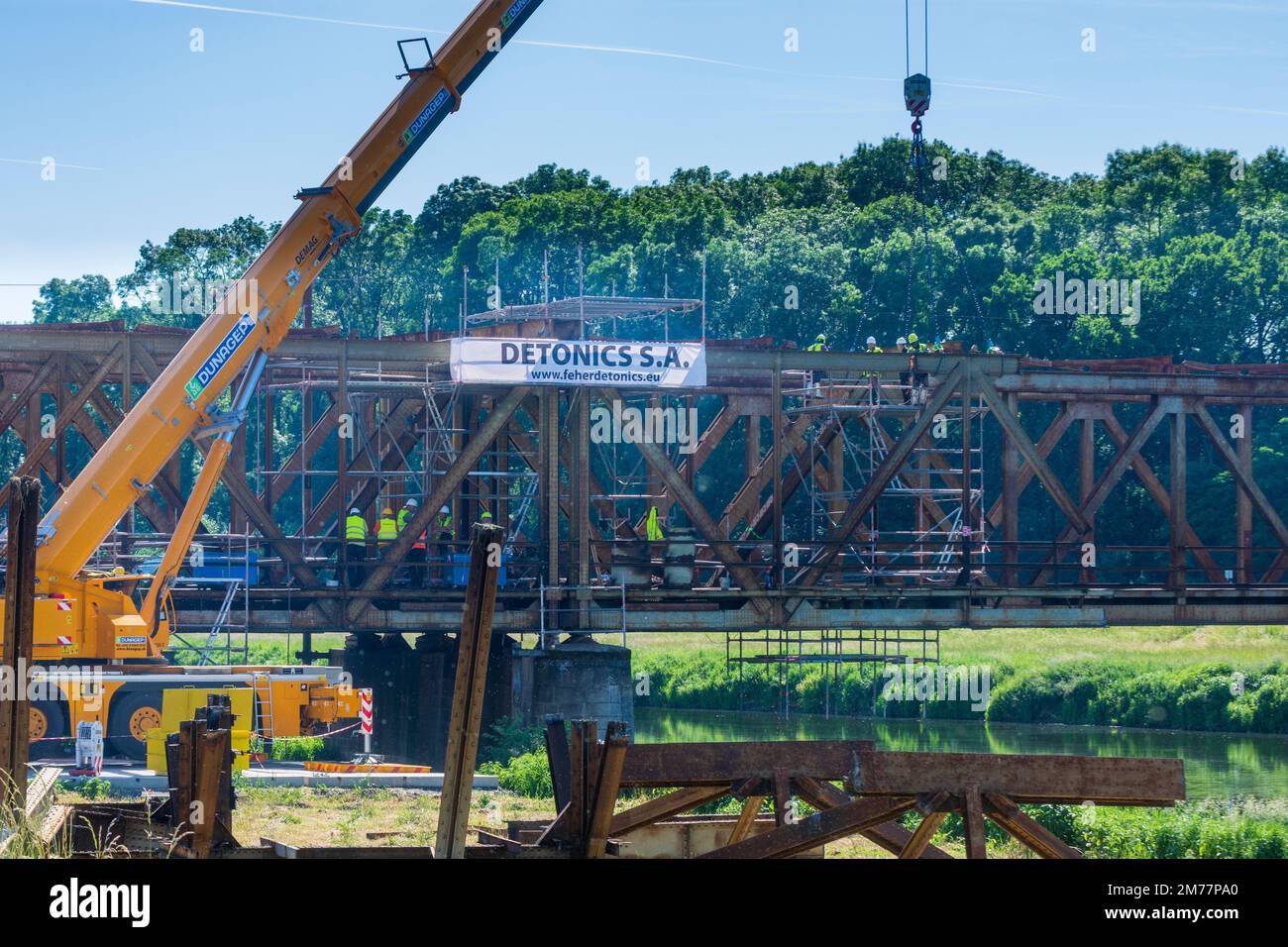 Brodske (Brodsko): river Morava (March), steel railway bridge ...