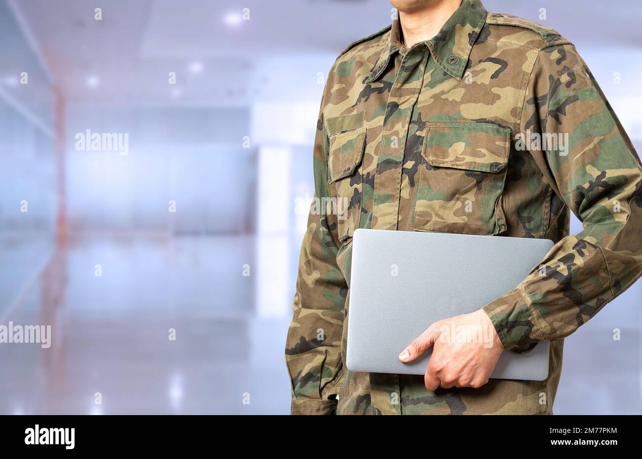 Army soldier at laptop hi-res stock photography and images - Alamy
