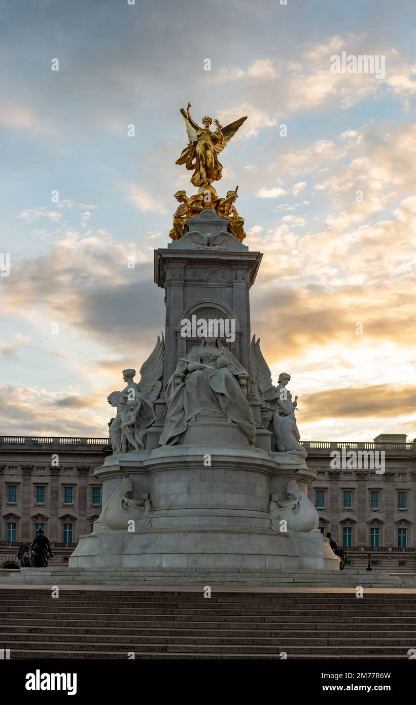 A vertical shot of the white and golden Memorial of Queen Victoria in ...