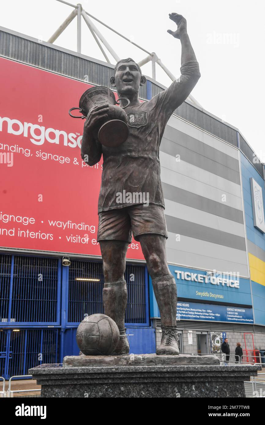 Statue of 1927 fa cup winning captain fred keenor hi-res stock ...