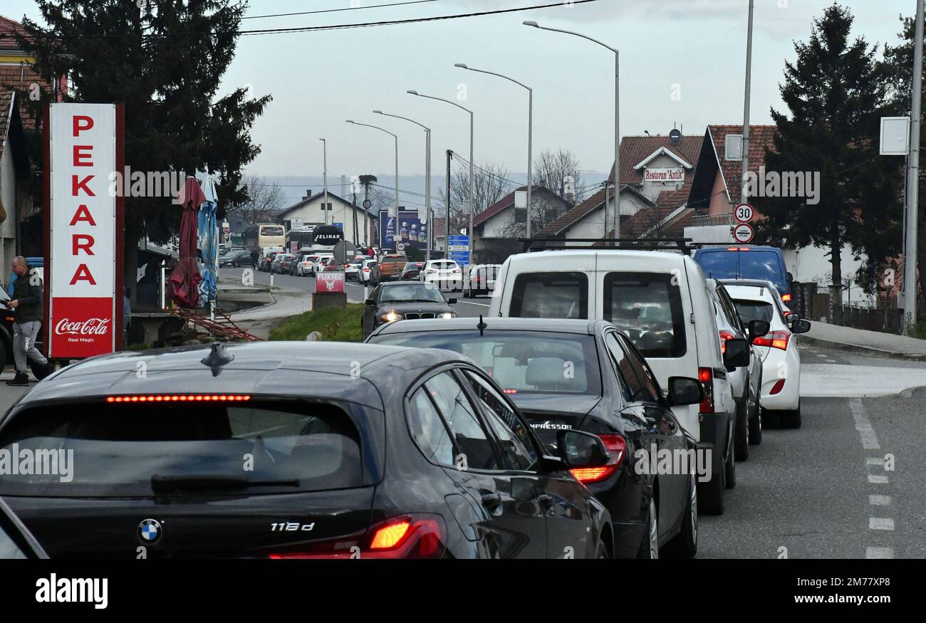 Vehicles are lined up at the Croatia - Bosnia and Herzegovina border ...