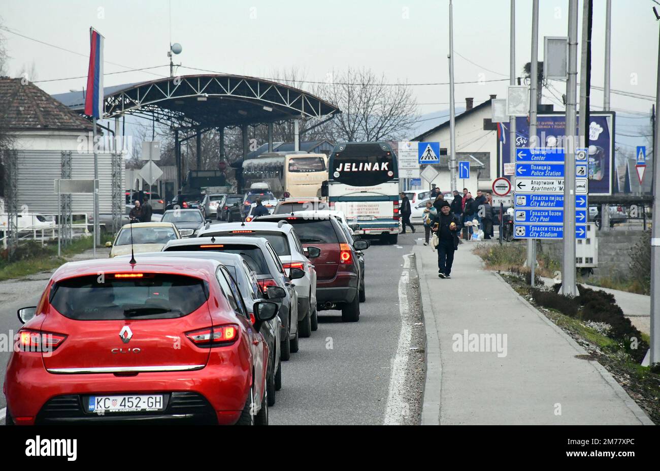 Vehicles are lined up at the Croatia - Bosnia and Herzegovina border ...
