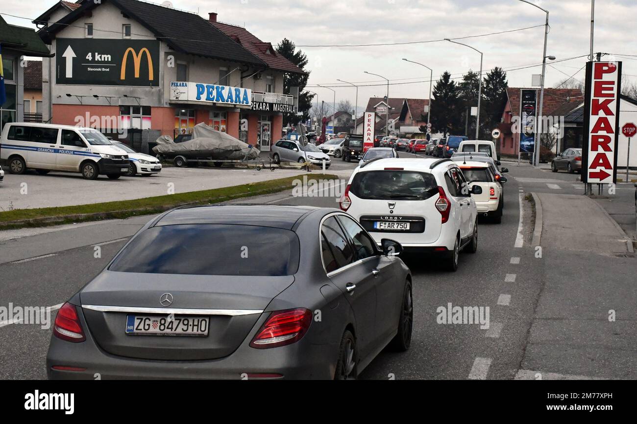 Vehicles are lined up at the Croatia - Bosnia and Herzegovina border ...