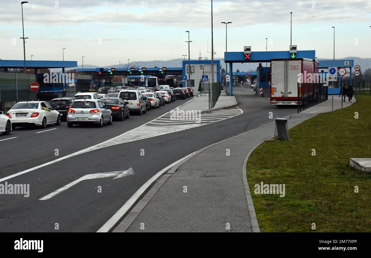 Vehicles are lined up at the Croatia - Bosnia and Herzegovina border ...