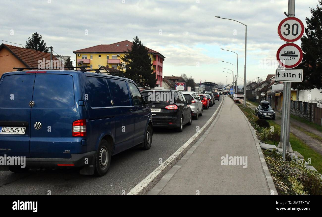 Vehicles are lined up at the Croatia - Bosnia and Herzegovina border ...