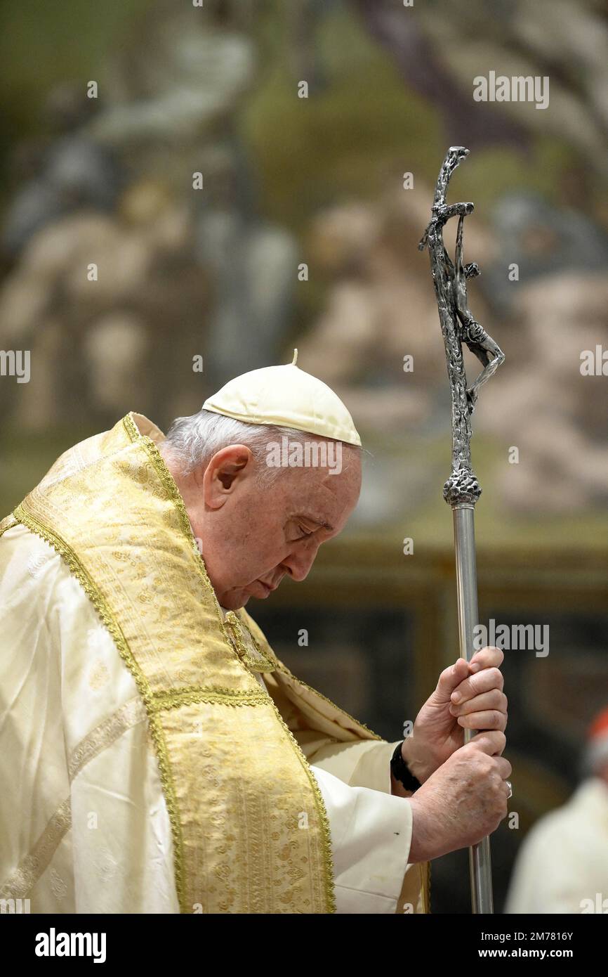 Vatican. 08th Jan, 2023. Pope Francis baptises 13 babies in the ...