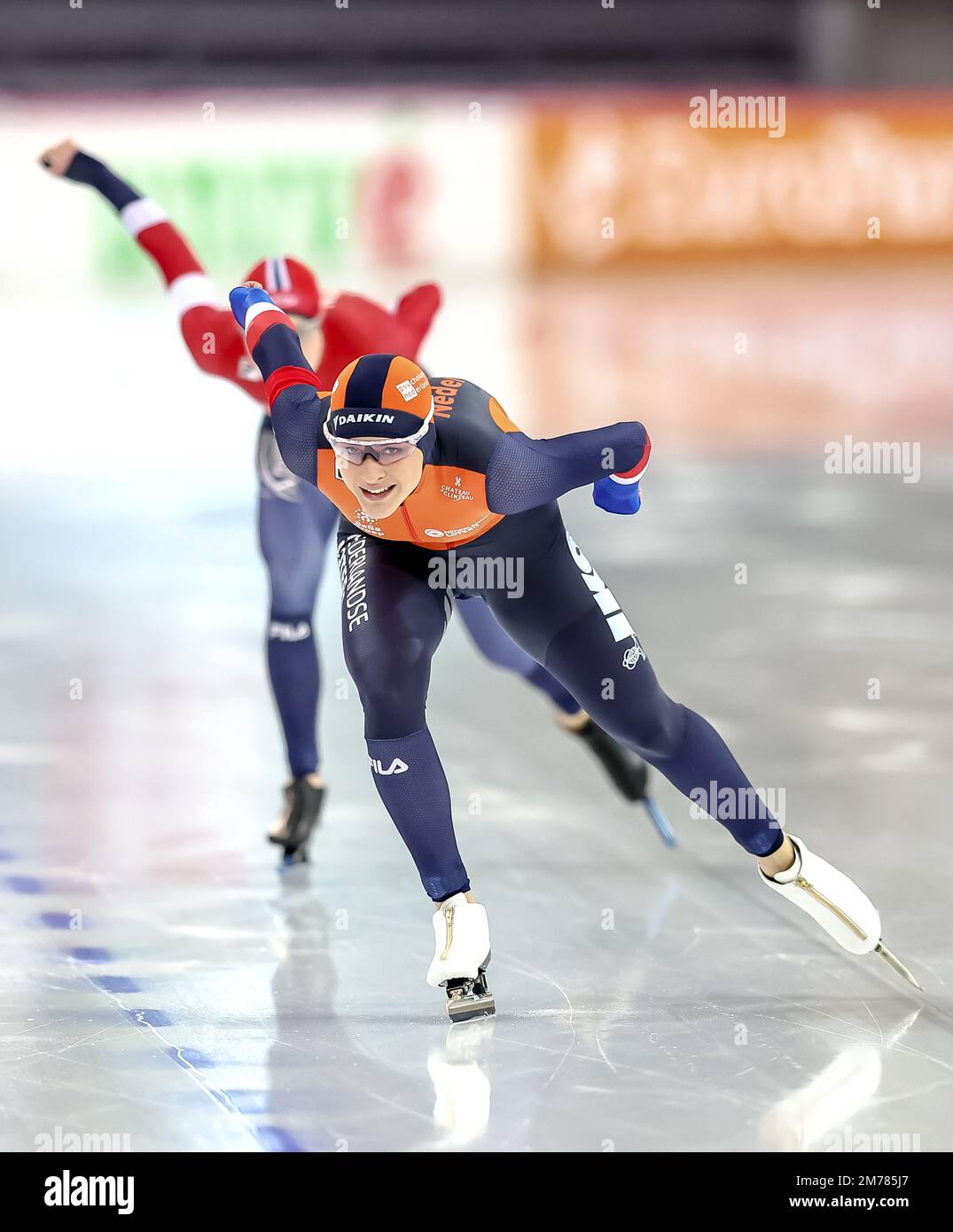 HAMAR - Robin Groot (NED) vs Ragne Wiklund (NOR) in the women's 1500m ...