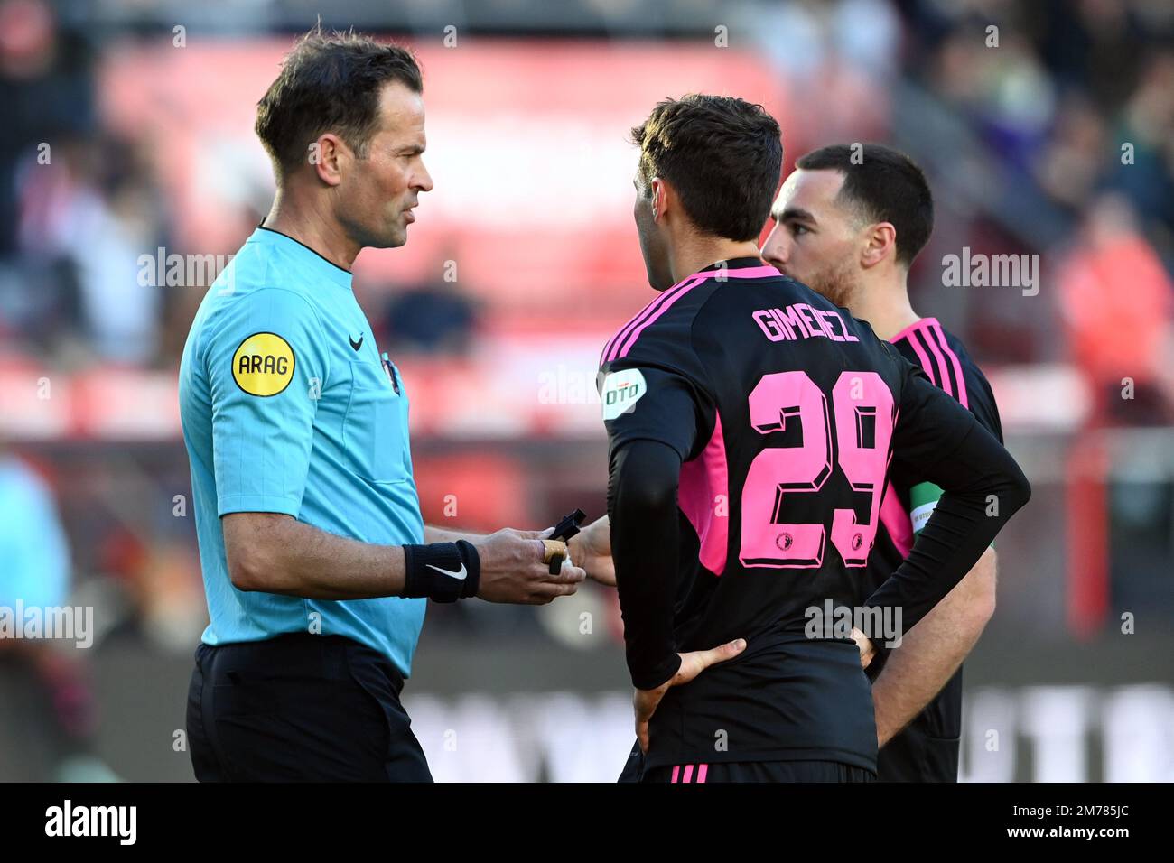 UTRECHT - Referee Bas Nijhuis, Santiago Gimenez of Feyenoord, Orkun ...