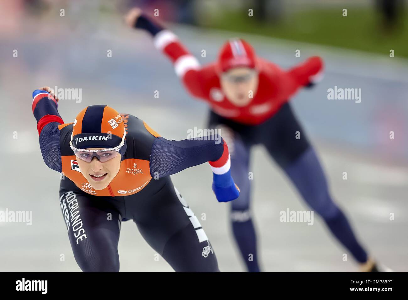 HAMAR - Robin Groot (NED) vs Ragne Wiklund (NOR) in the women's 1500m ...