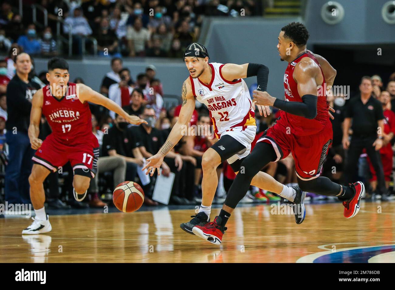 (230108) -- PASAY CITY, Jan. 8, 2023 (Xinhua) -- Kobey Ketavong Lam (C ...