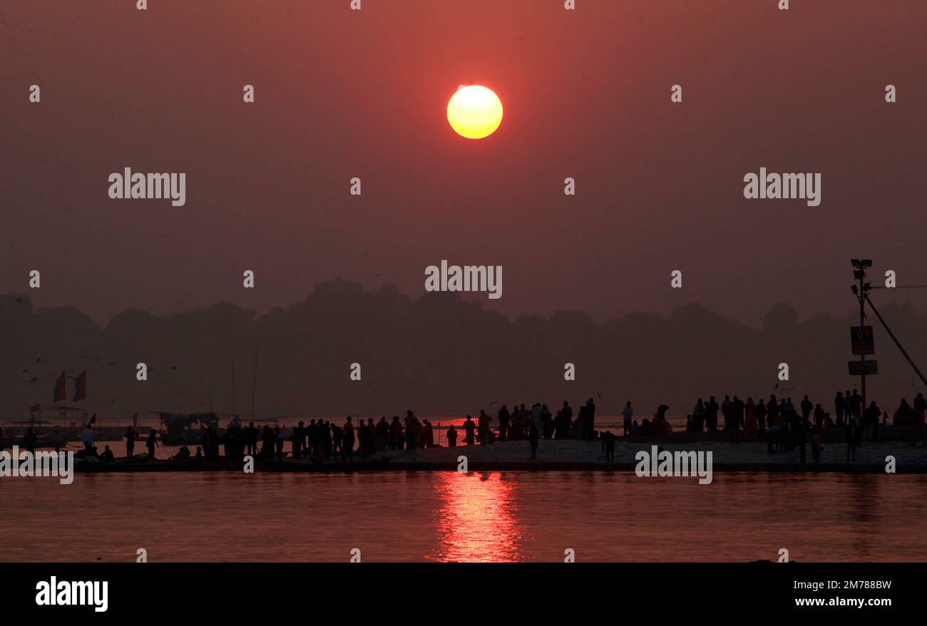 Prayagraj, India. 08/01/2023, Indians worships in the evening at the ...