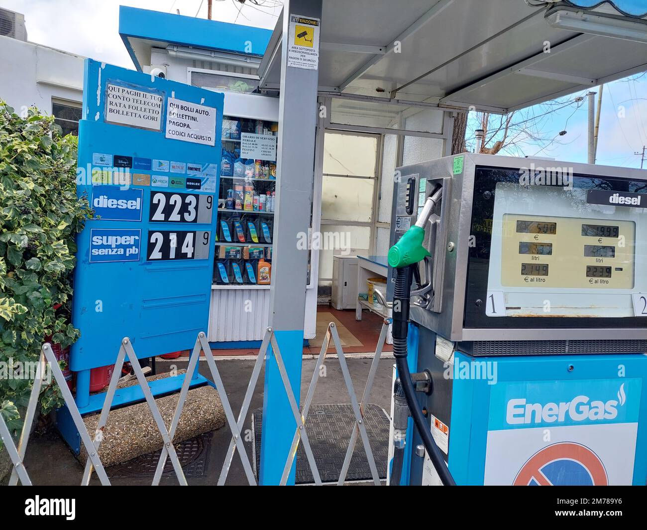 Distributore benzina hi-res stock photography and images - Alamy