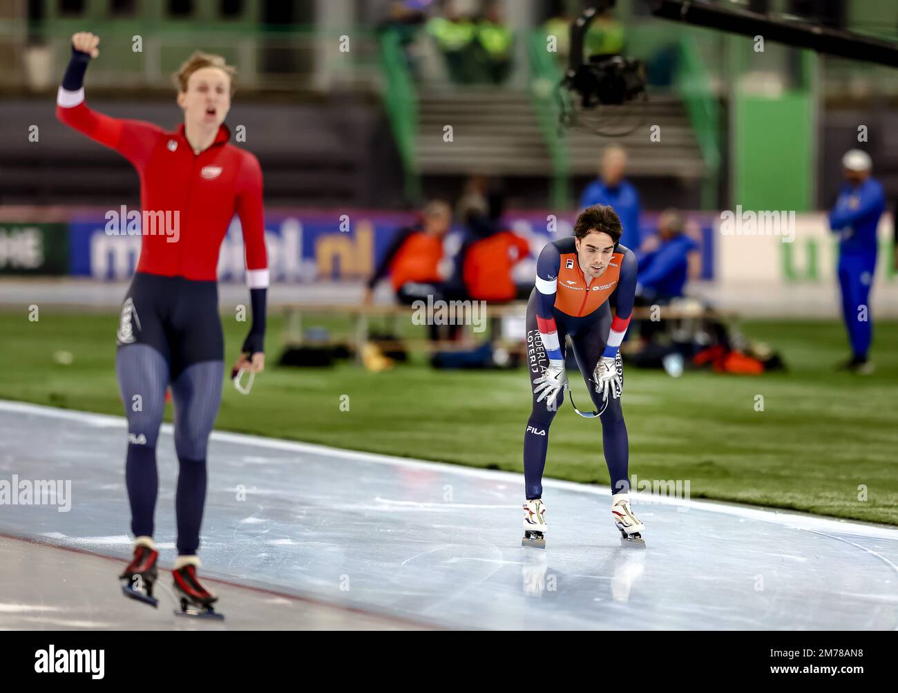 HAMAR - Sander Eitrem (NOR) and Patrick Roest (NED) after the men's ...