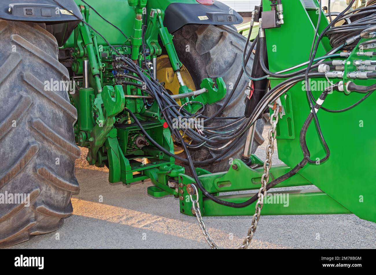 Rear node of mechanical, electrical and hydraulic connection of row ...