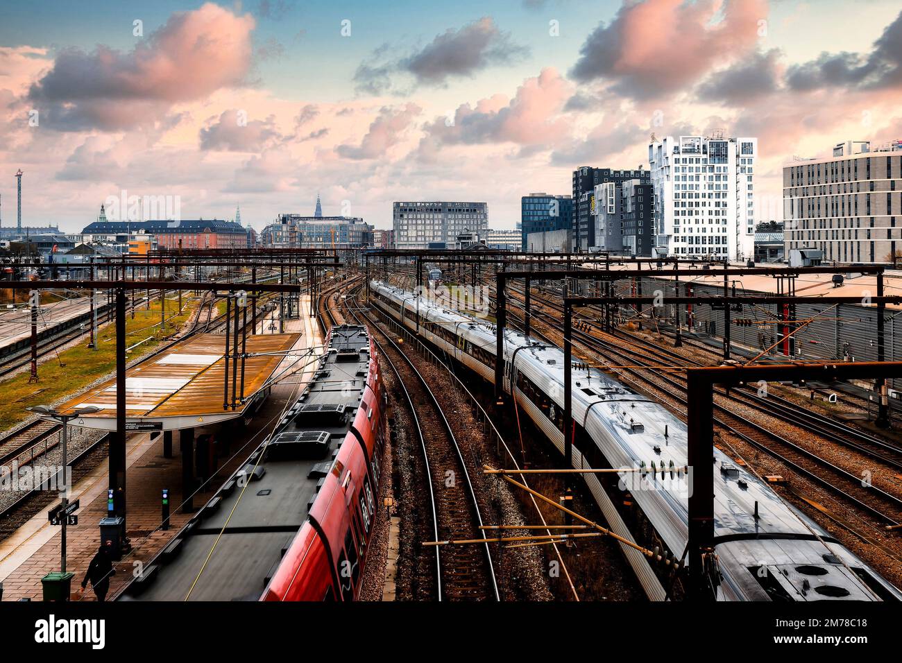 Urban railways and railway trains hi-res stock photography and images ...