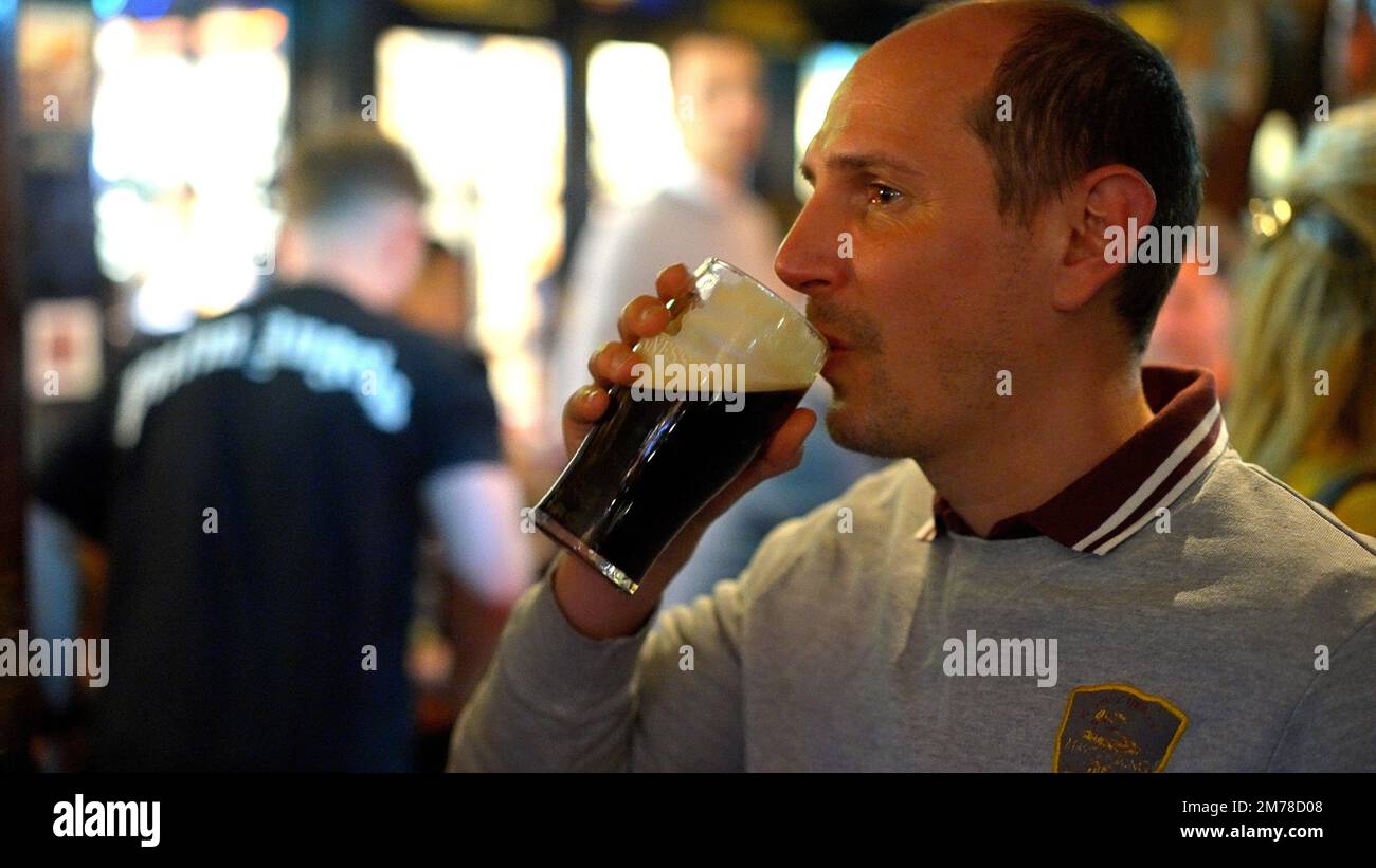 Customers having drink drinks hi-res stock photography and images - Alamy