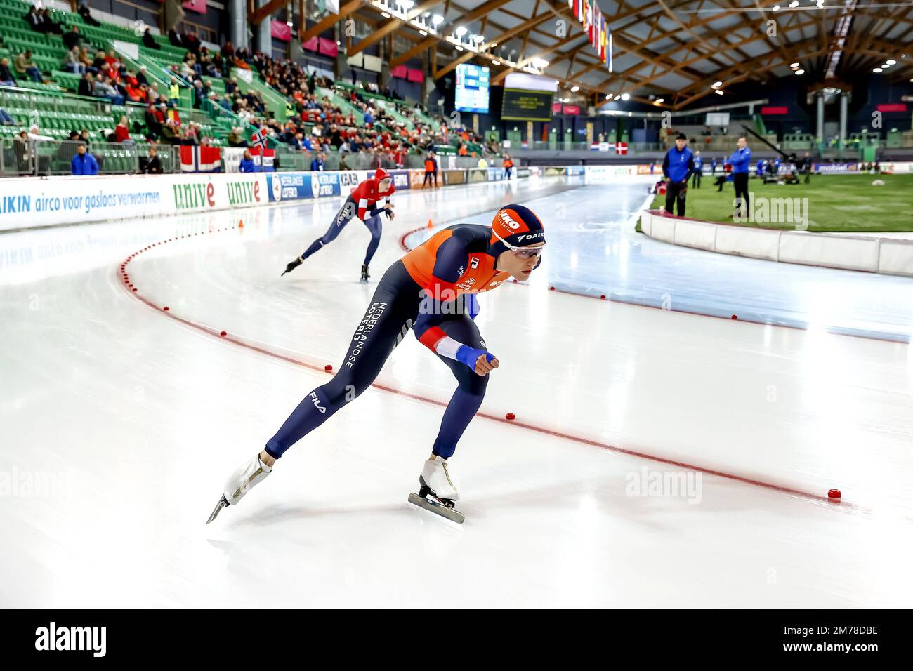 HAMAR - Ragne Wiklund (NOR) and Robin Groot (NED) in the women's 5000 ...