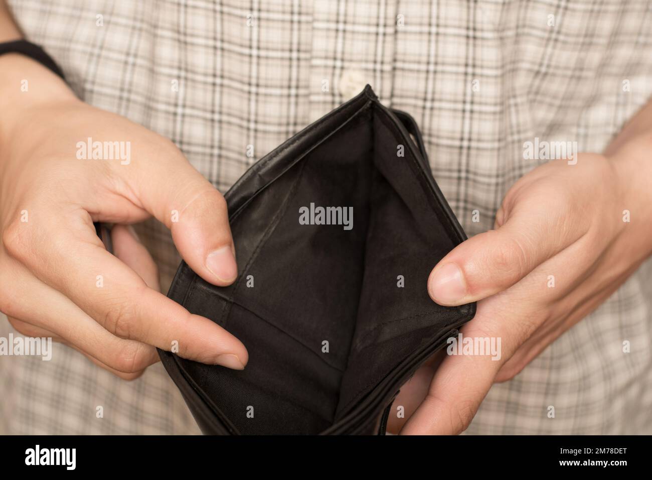 Man holding empty wallet hi-res stock photography and images - Alamy