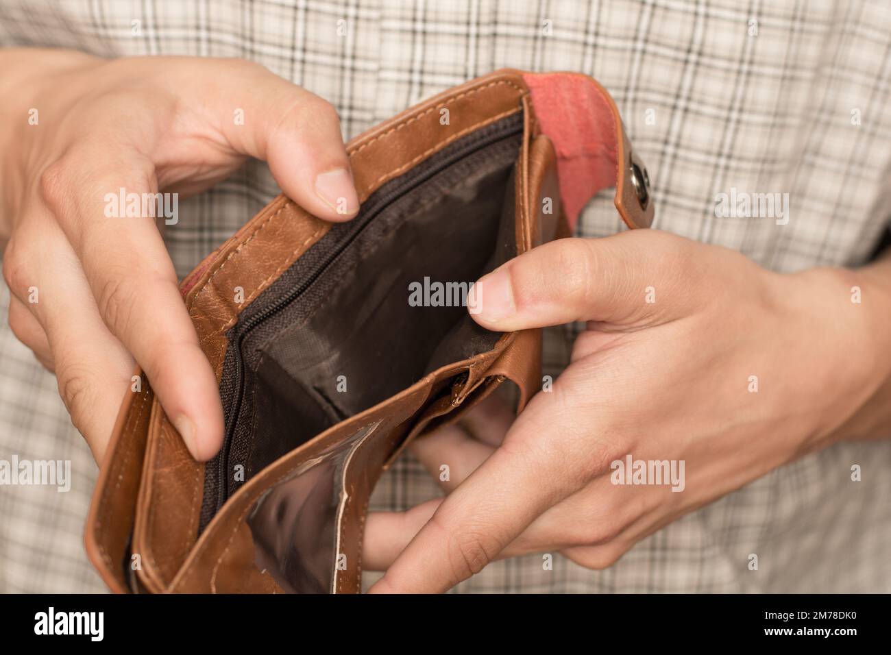Empty wallet hands hi-res stock photography and images - Alamy