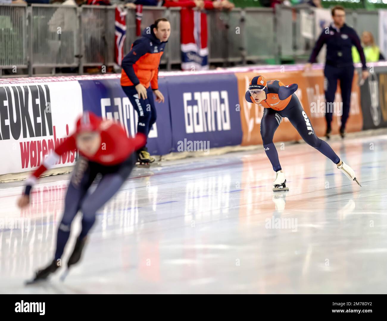 HAMAR - Robin Groot (NED) and Ragne Wiklund (NOR) in the women's 5000 ...