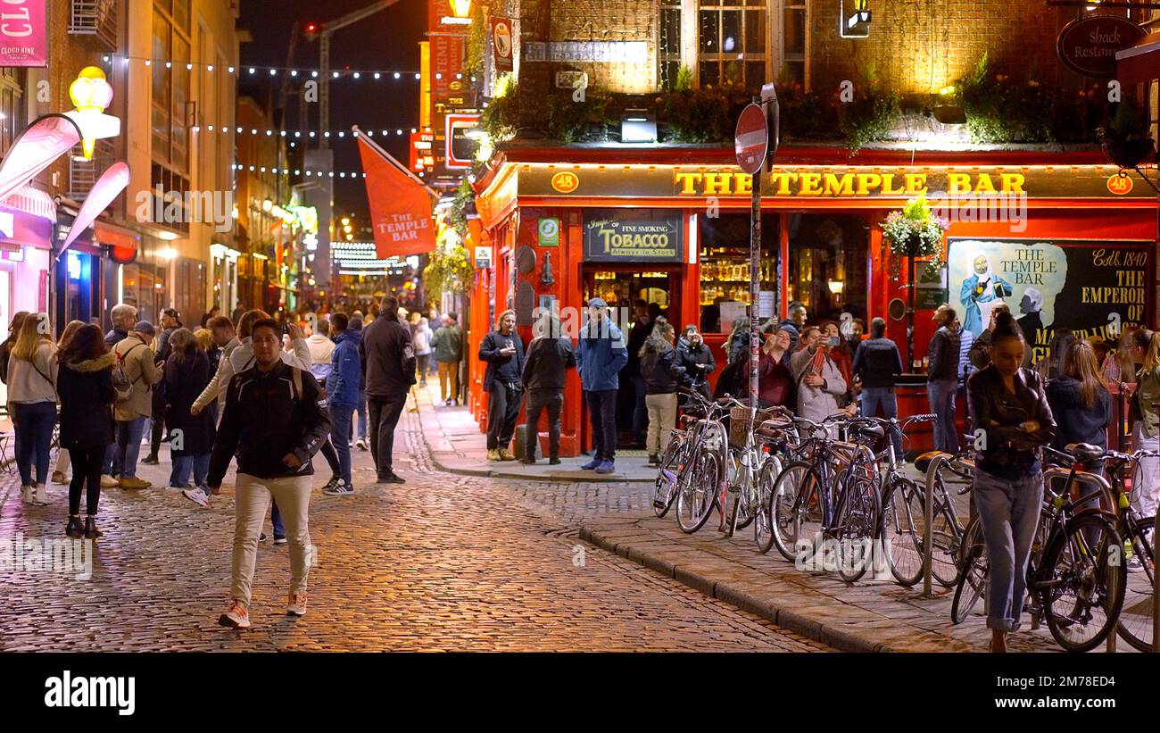 Crowded temple bar area hi-res stock photography and images - Alamy