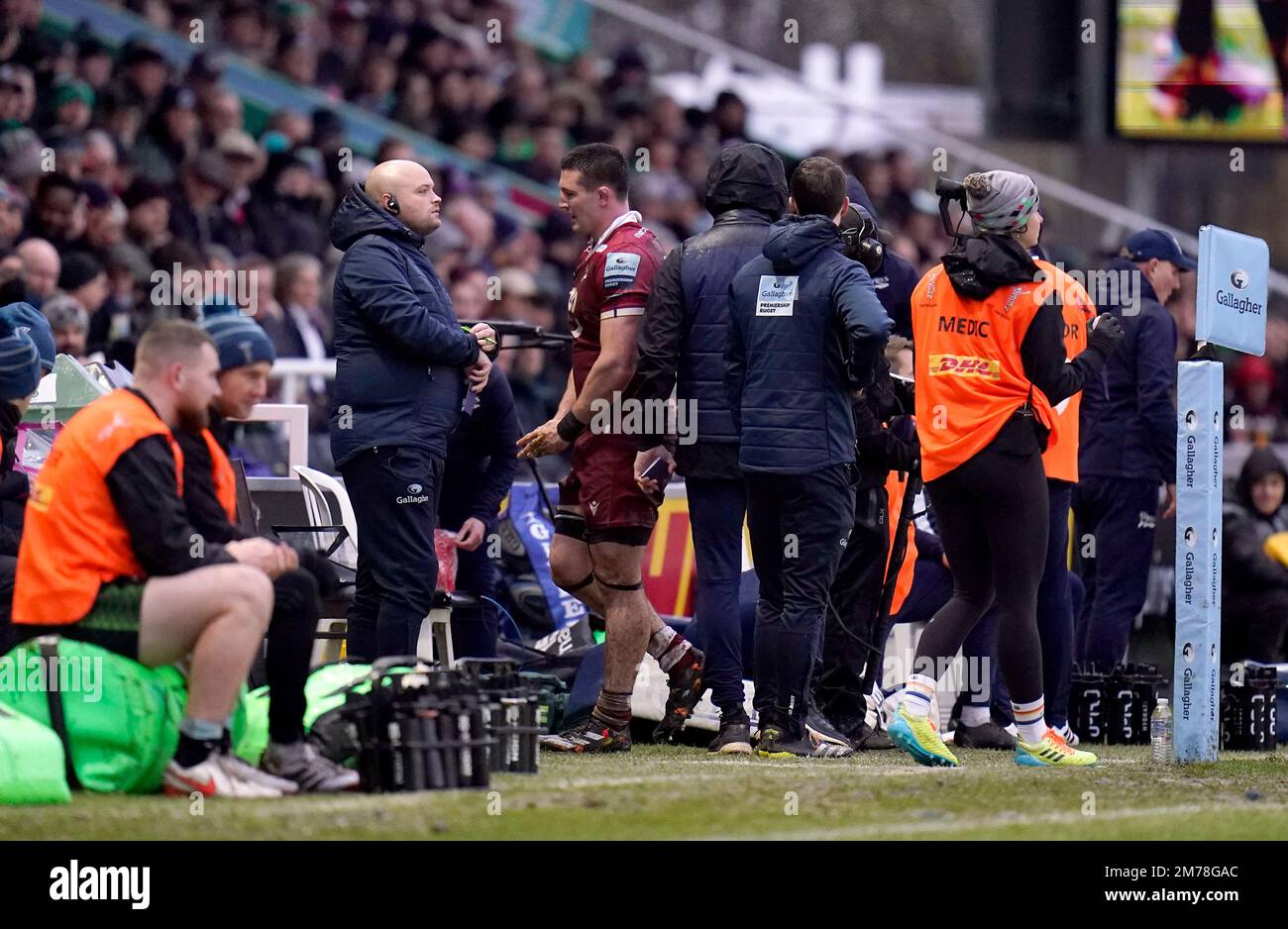 Sale Sharks Tom Curry goes off as he is replaced during the Gallagher ...