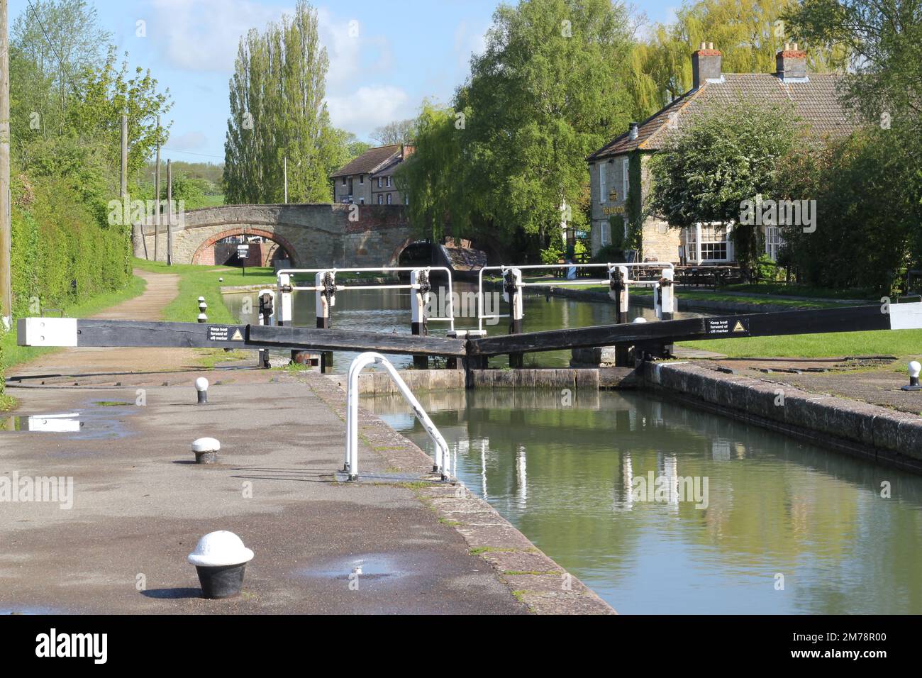 Locks on The Grand Union canal near the the Navigation Inn at Stoke ...