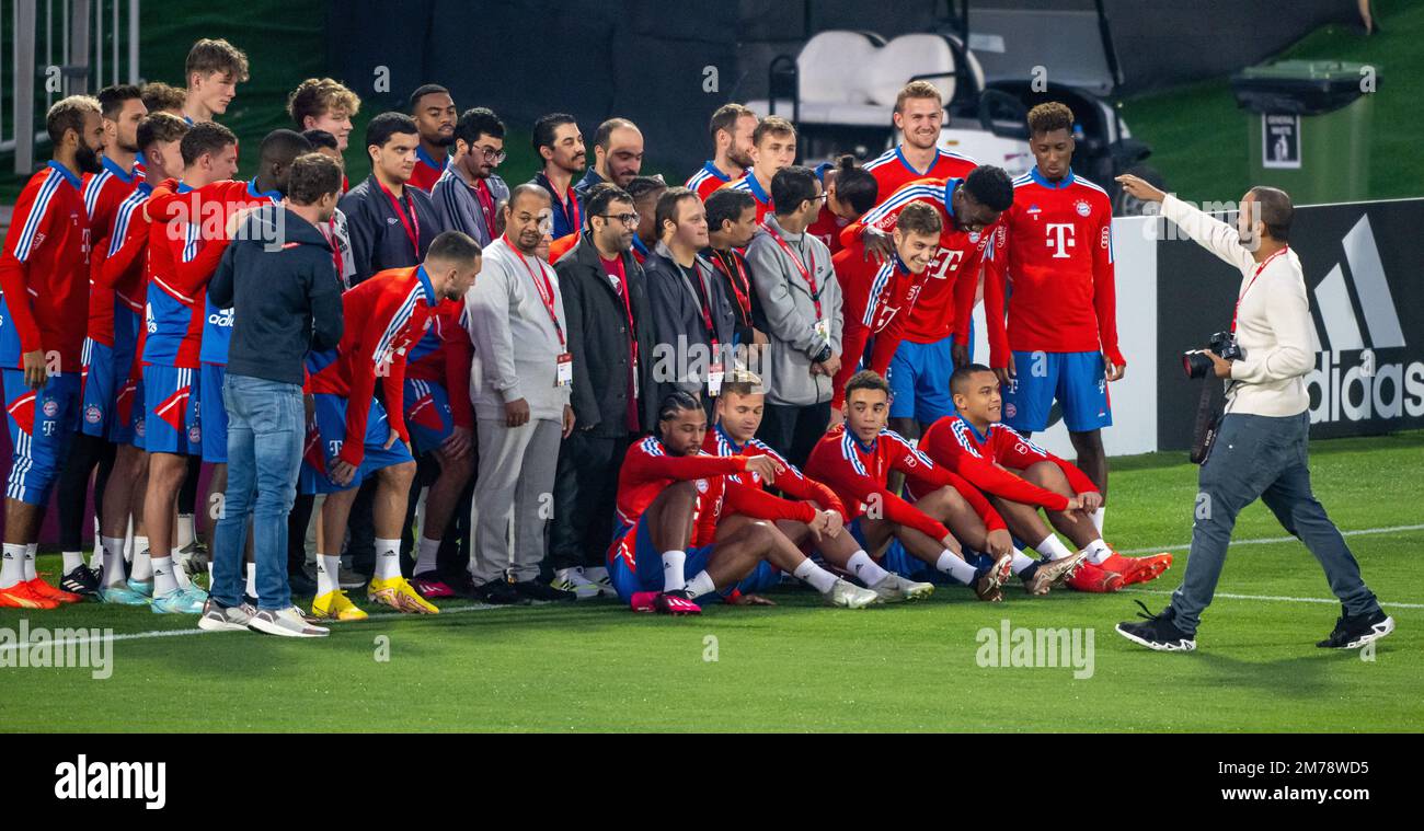 Doha, Qatar. 08th Jan, 2023. The FC Bayern Munich team stands together ...