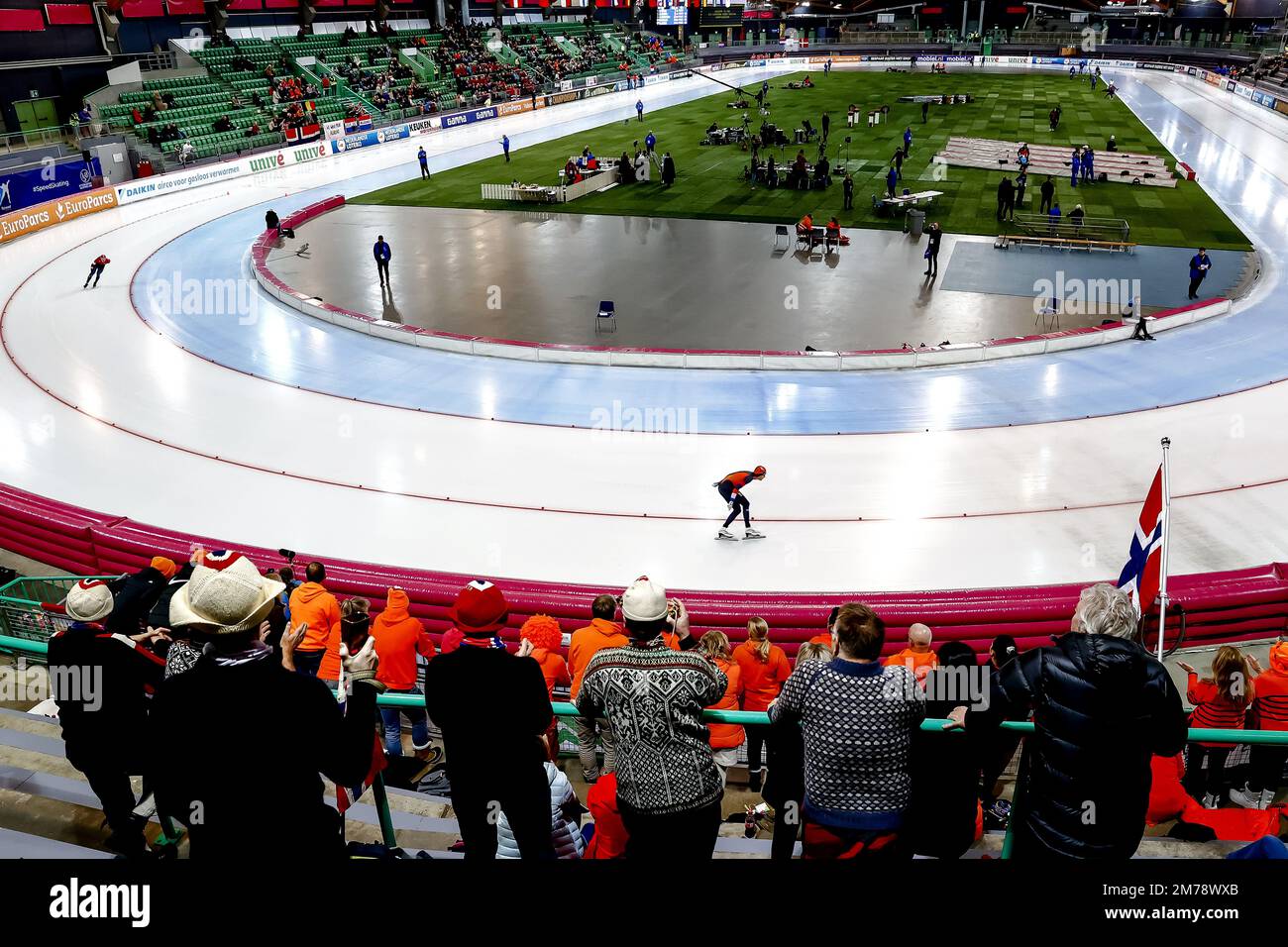 HAMAR - Sander Eitrem (NOR) and Patrick Roest (NED) in the men's 10000 ...