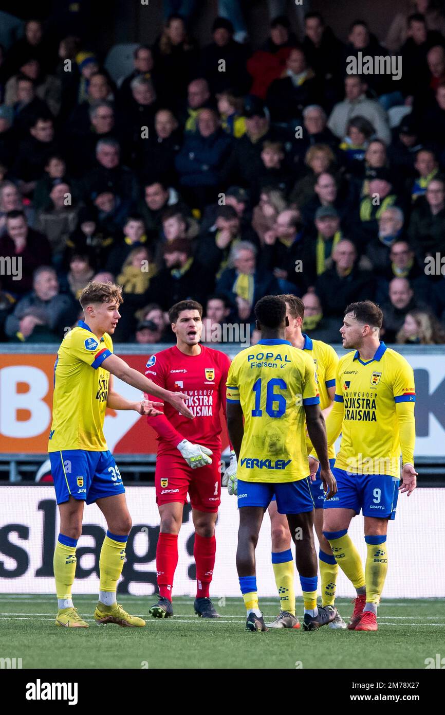 LEEUWARDEN - discussion among the players of Cambuur after the goal of ...