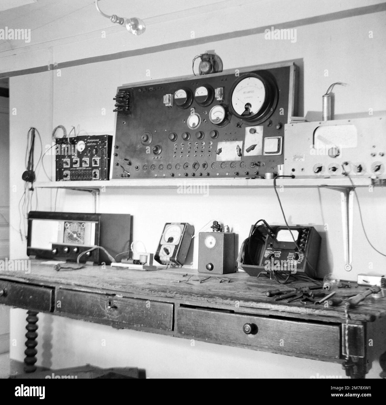 Vintage Electronics or Antique Radio Repair Workshop in Radio Canebiere ...