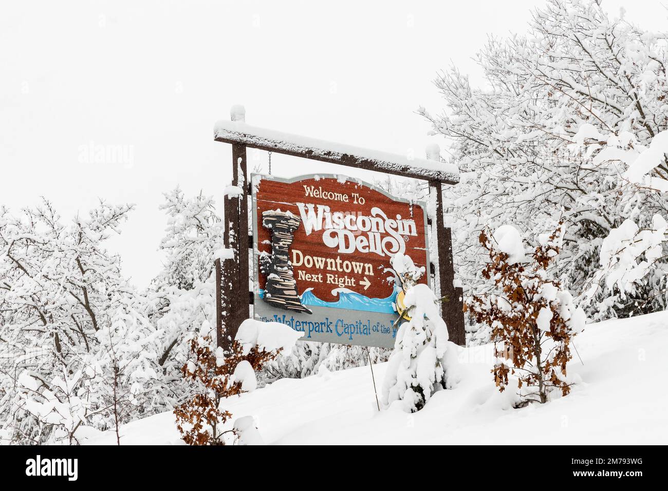Wisconsin Dells Sign 232 Broadway, Wisconsin Dells, WI 53965 Retail