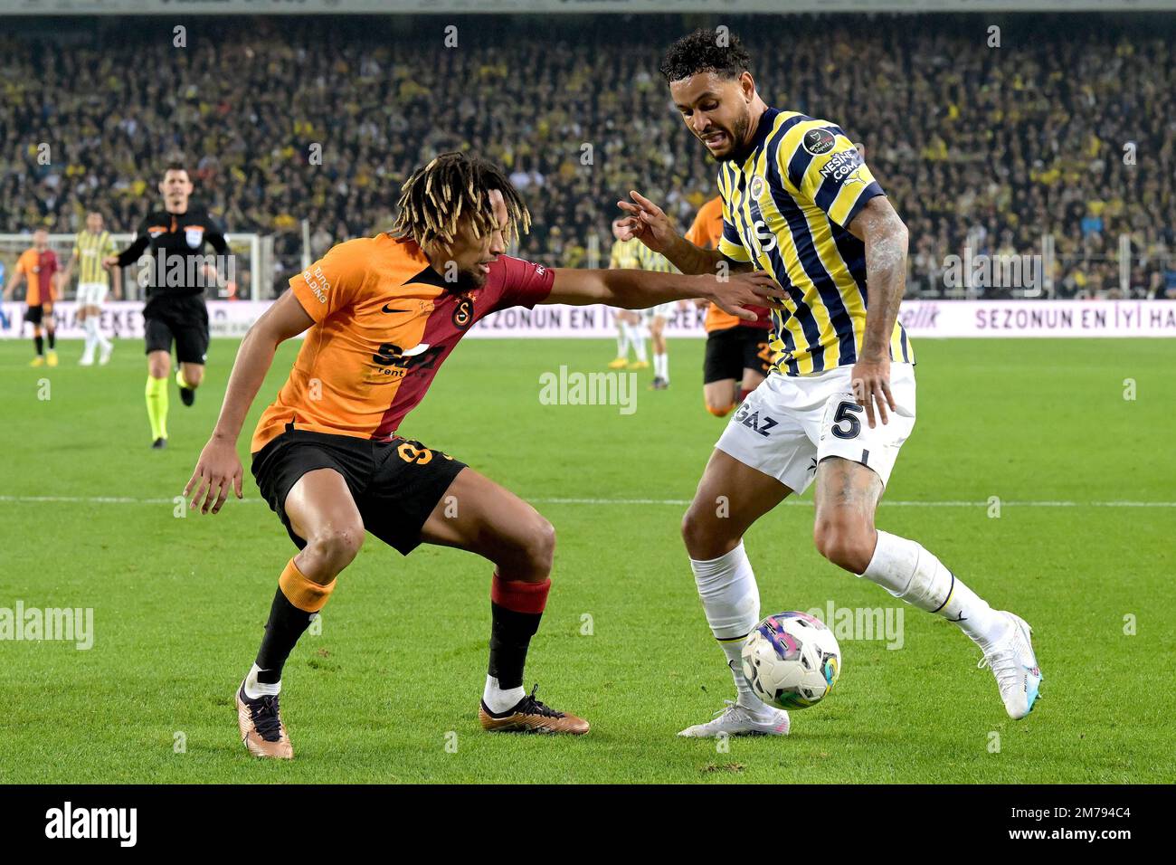 ISTANBUL - Sacha Boey of Galatasaray AS, Joshua King of Fenerbahce SK ...