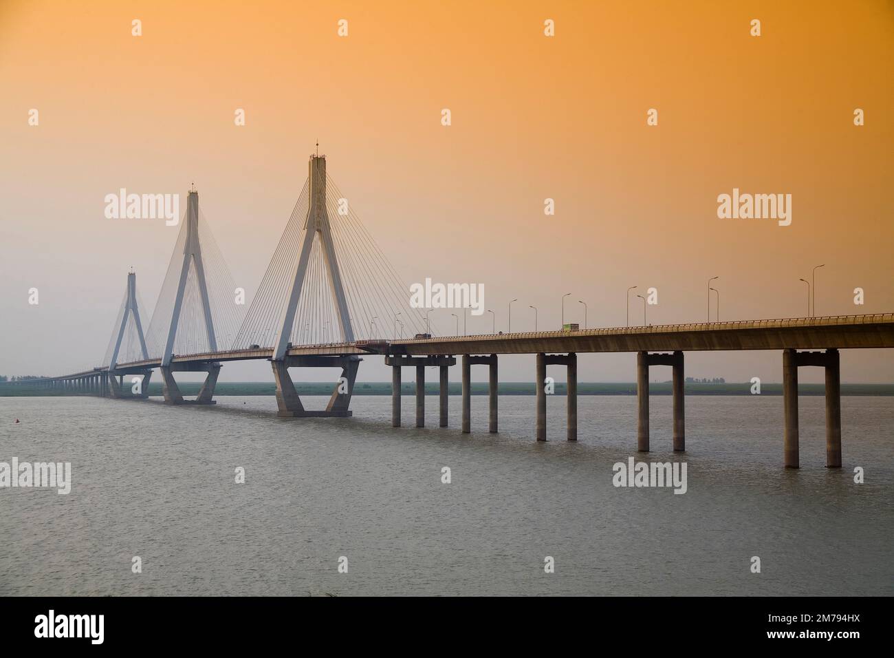 Dongting lake bridge yueyang hunan hi-res stock photography and images ...